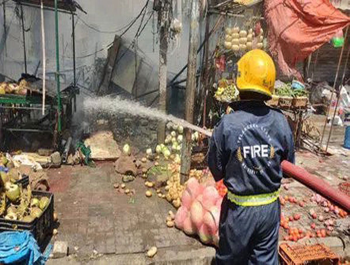 Panic at Madhapur After Fire in Several Eateries | HydNow