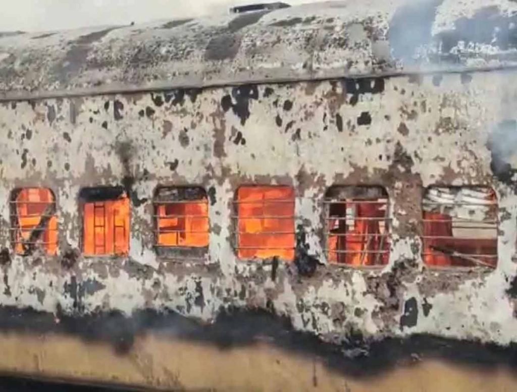 Massive Fire In The Falaknuma Super Fast Express Train | HydNow
